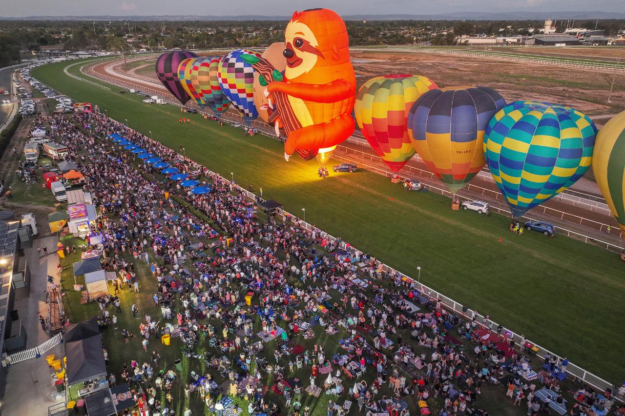 Fly With the Fleet – Art of Flight Festival Balloon Experience ...