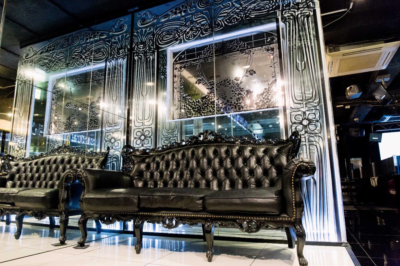 Shinjuku Private Party Room in Hot Guys Host Club - Luxury Ladies-Only ...