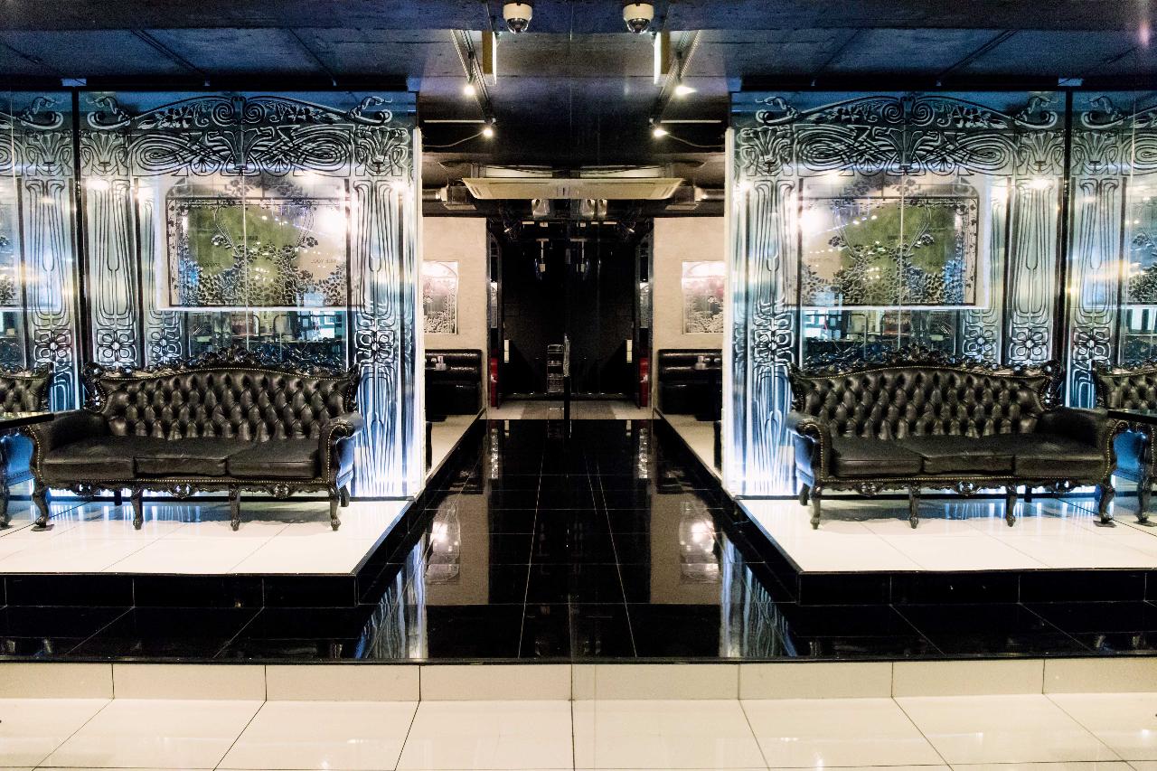 Shinjuku Private Party Room in Hot Guys Host Club - Luxury Ladies-Only ...