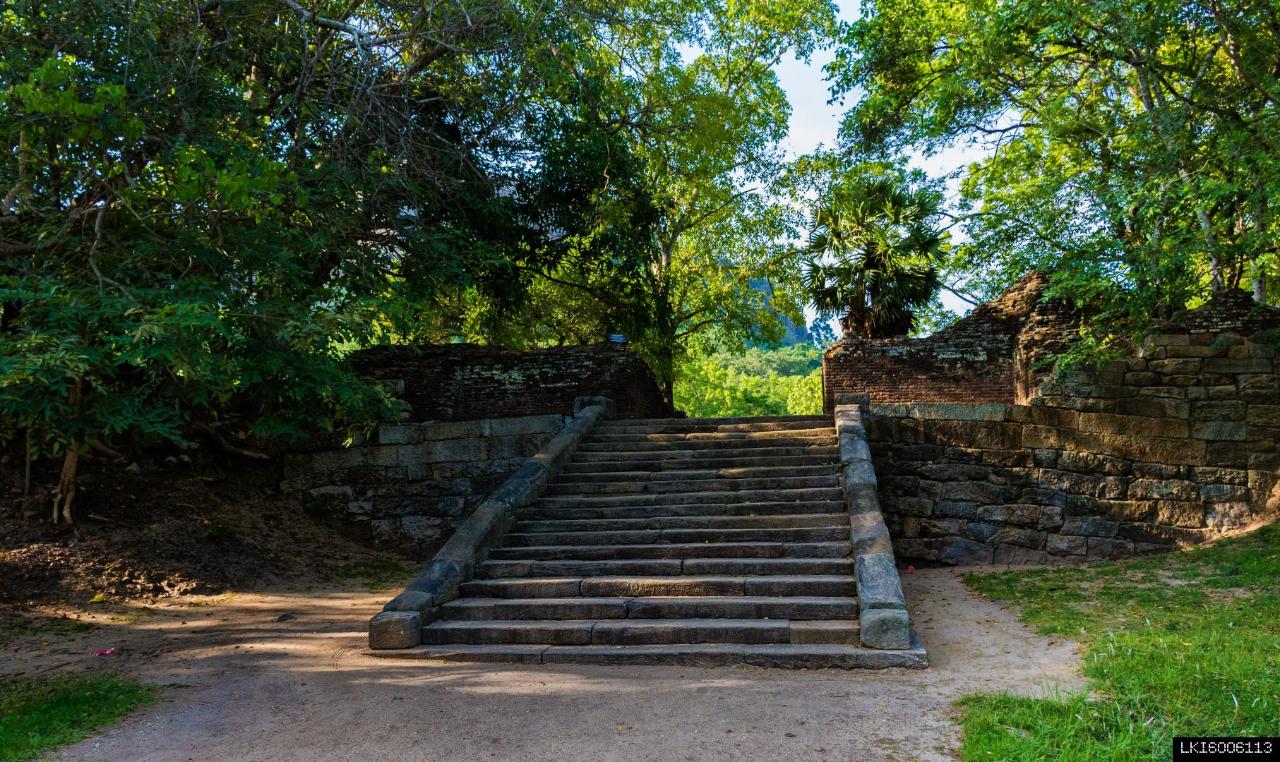 Yapahuwa, Sasseruwa and Auvkana Buddha Statue from Habarana - Lakpura LLC