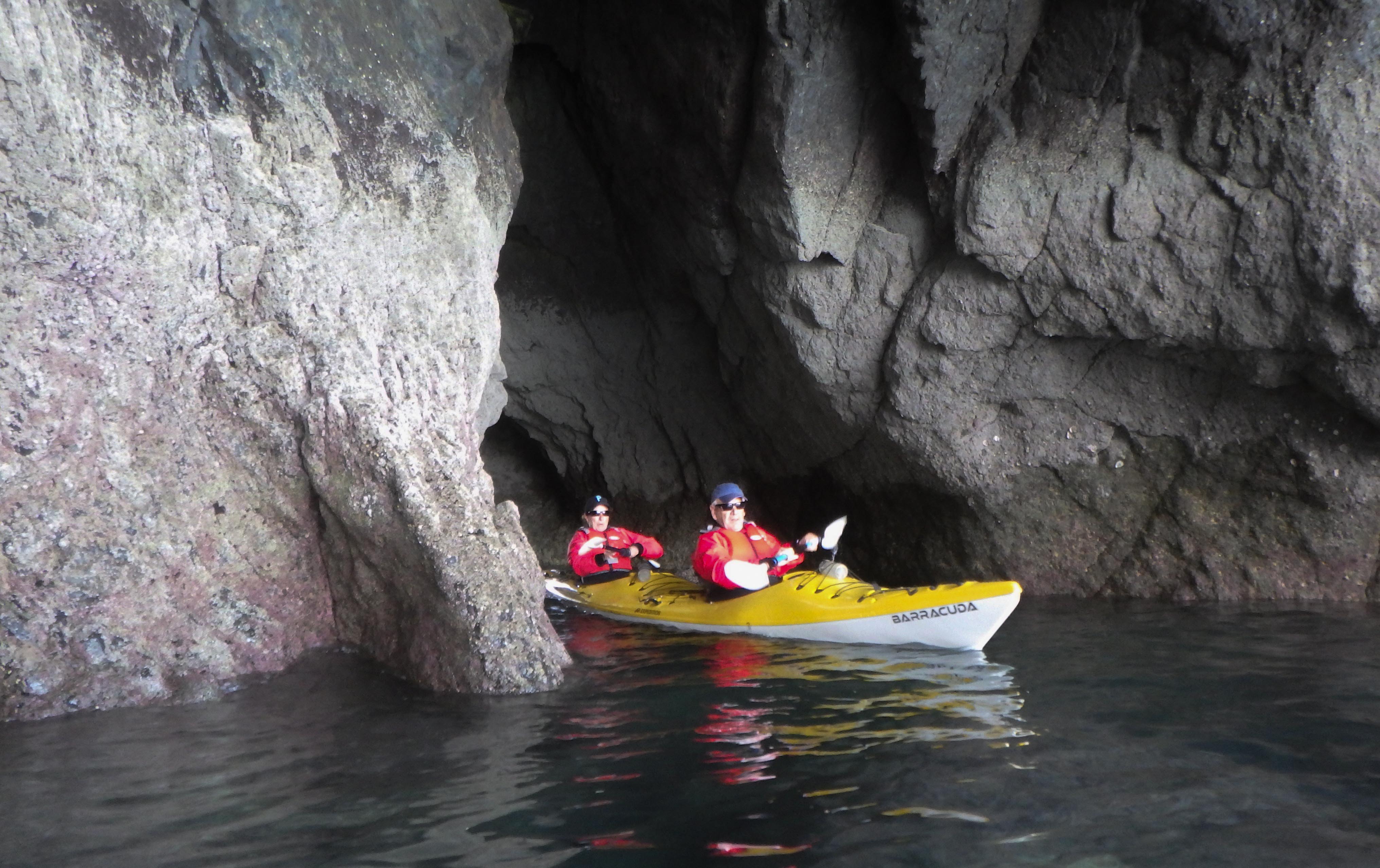 Caves and Coves and a bit more Tour - Cable Bay Kayaks Reservations