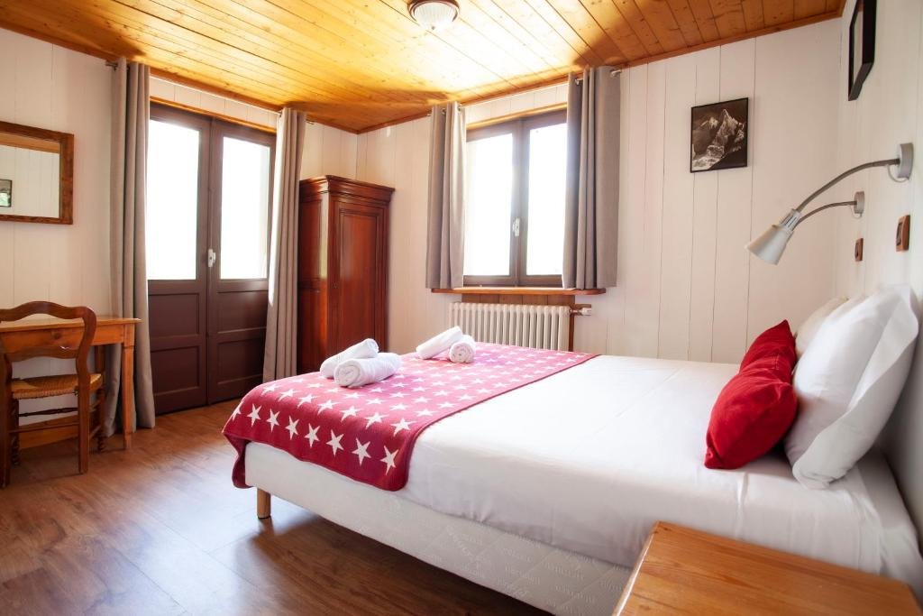 Chamonix - CRACK MASTER: CHAMONIX TRAD CLIMBING COURSE | MapoTapo