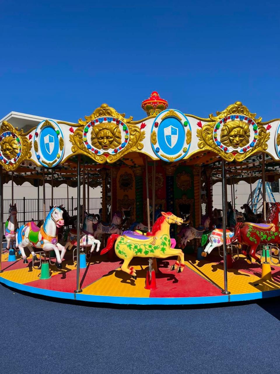 Cleo's Carousel - Paradise Resort Gold Coast Reservations