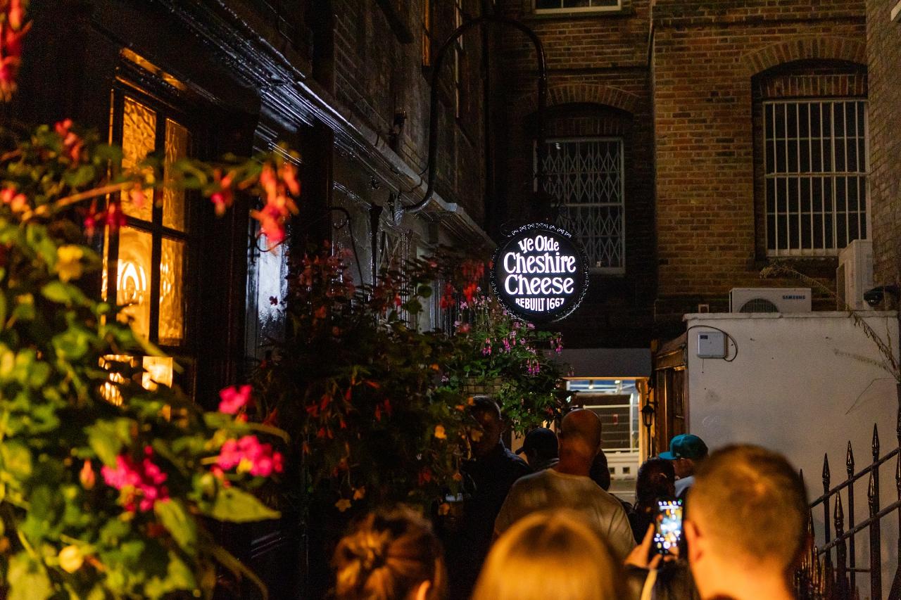Ghosts, Ghouls & Gin: A Haunted Pub Crawl Through the City of London ...