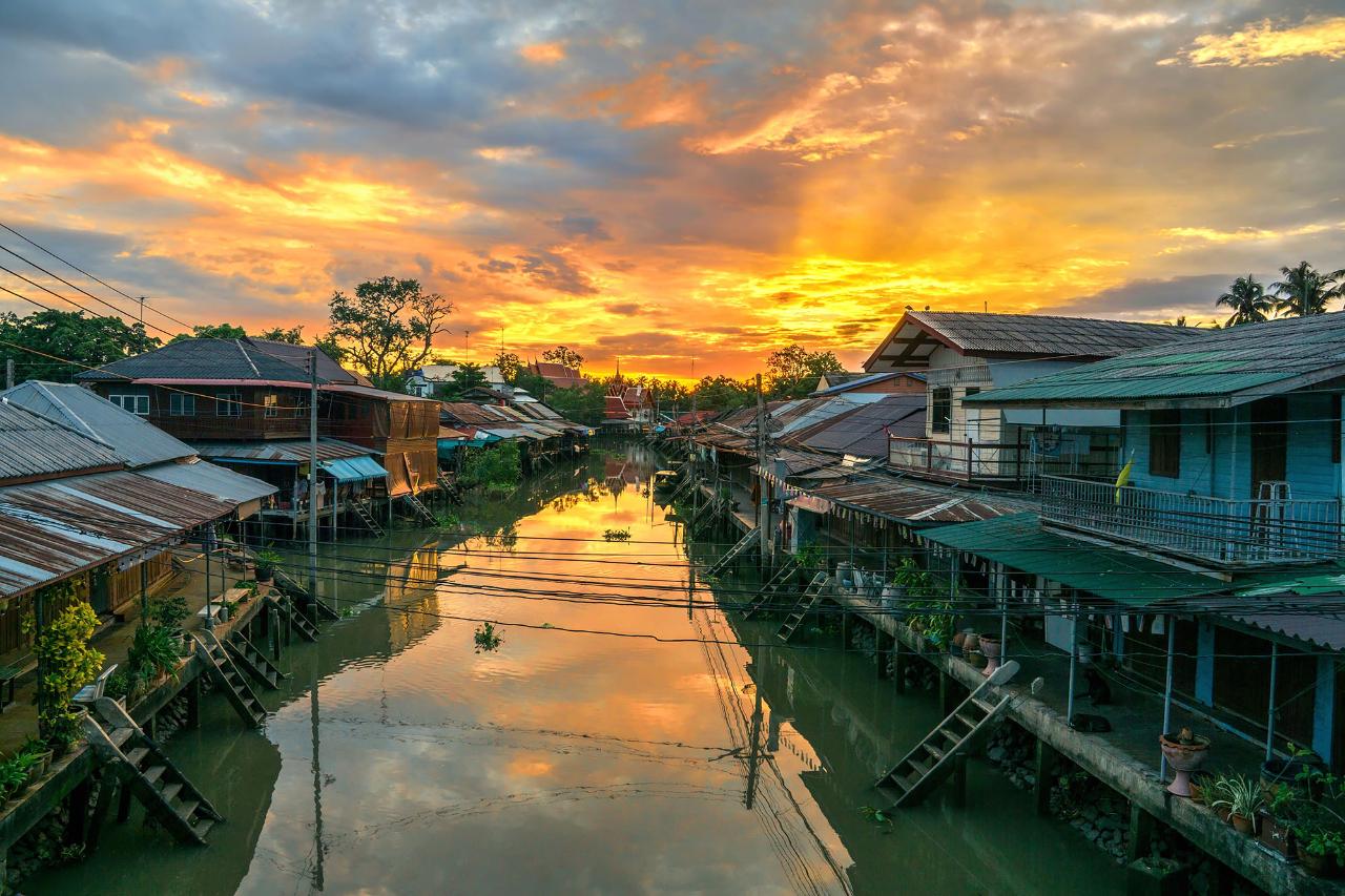 Bangkok Countryside Tour: Maeklong Market, Wat Bang Kung, and Amphawa ...