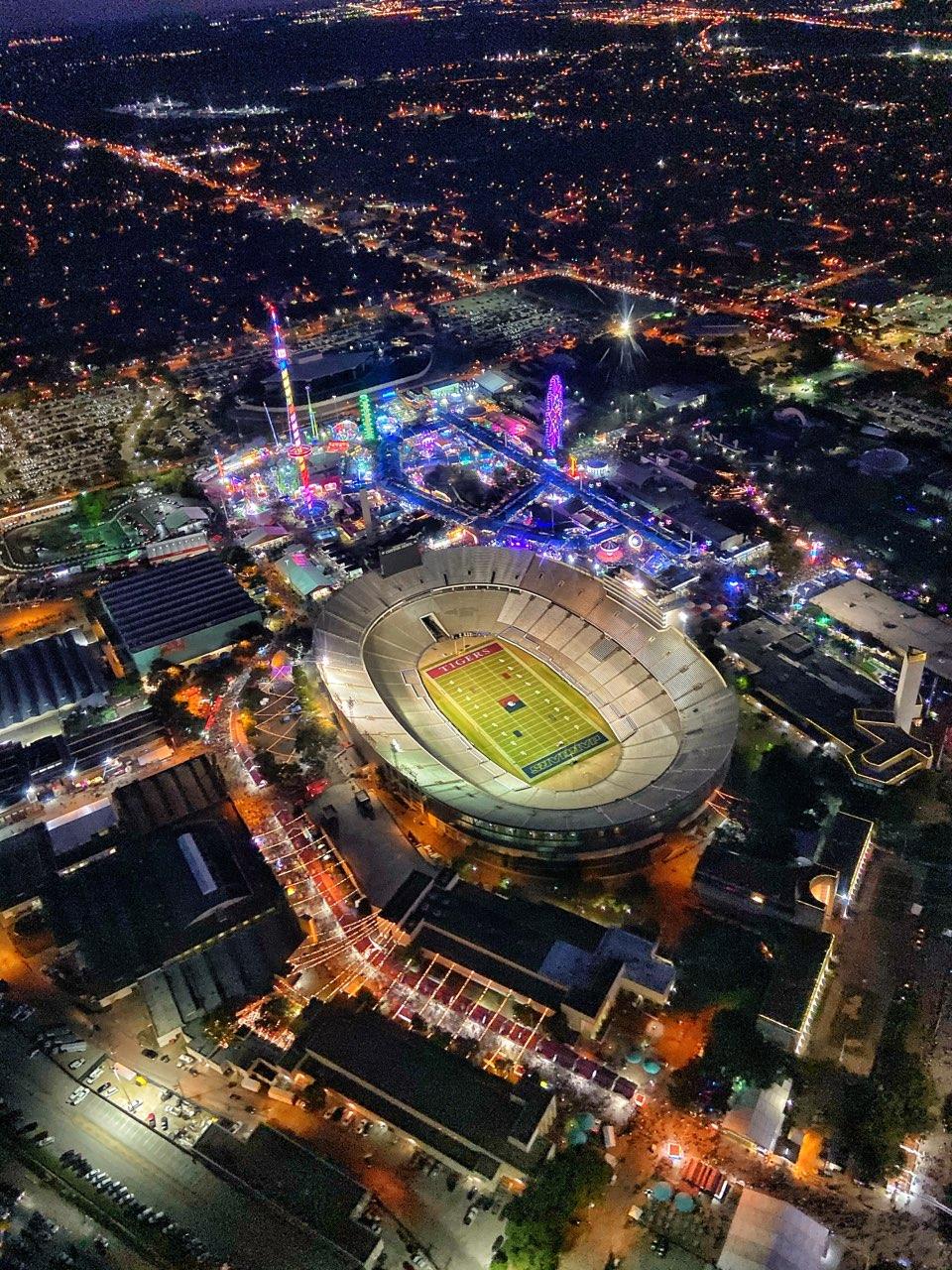 VIP Stadiums & Skyline Tour - Private Flight for up to 4 passengers ...