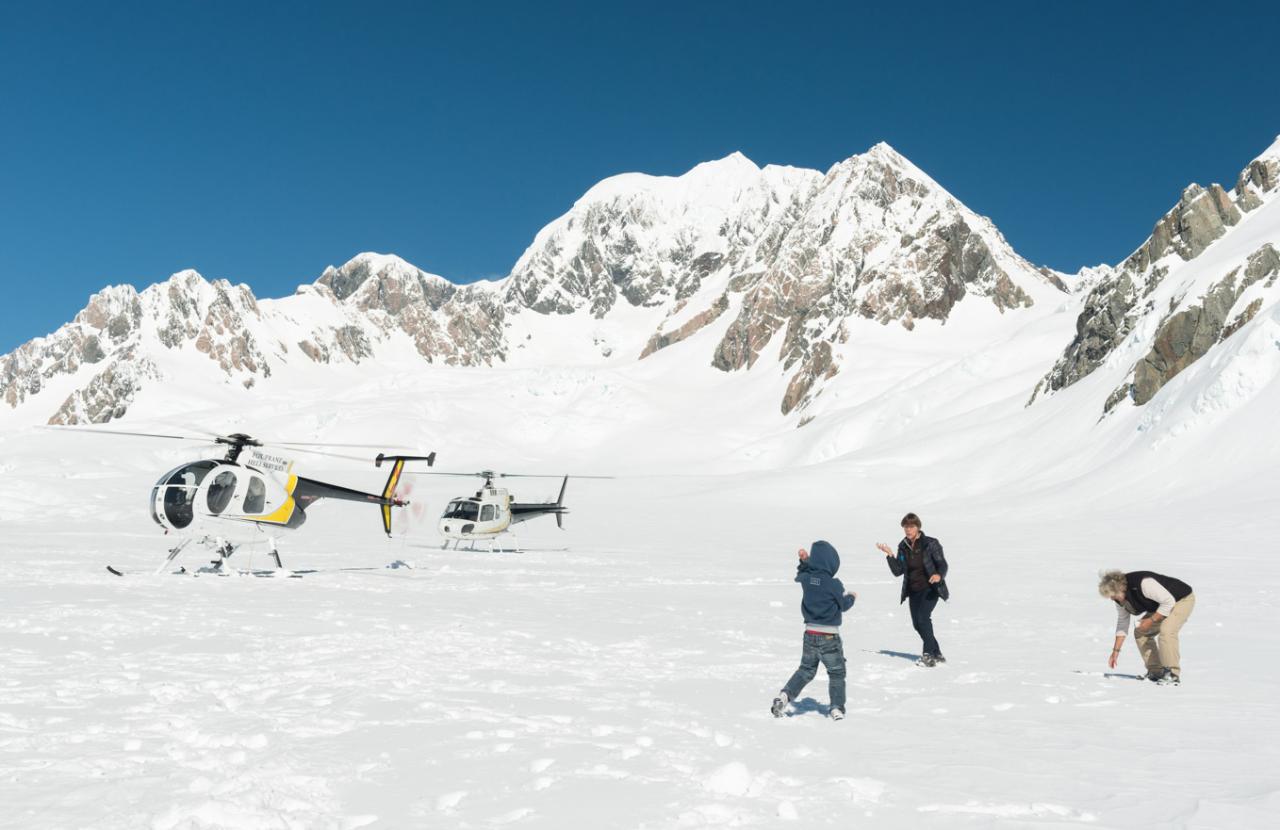 Helicopter flight with snow landing, family package* (*2 Adults 2 ...