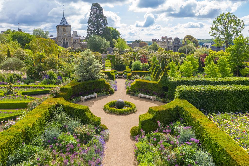 Arundel Castle Tulip Festival - Tue 15th April 2025 - Highcliffe Coach ...
